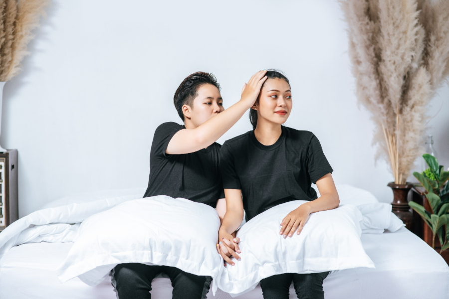 噴射式高潮快感！盤點5個火辣的「性愛枕頭」女女做愛姿勢 | LalaTai 拉拉台