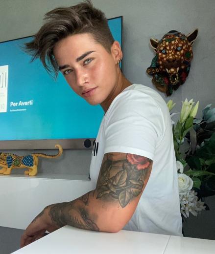 拉花痴｜迷濛電眼、華麗刺青！雌雄同體的迷人IG網紅Ylenia Riniti | LalaTai 拉拉台